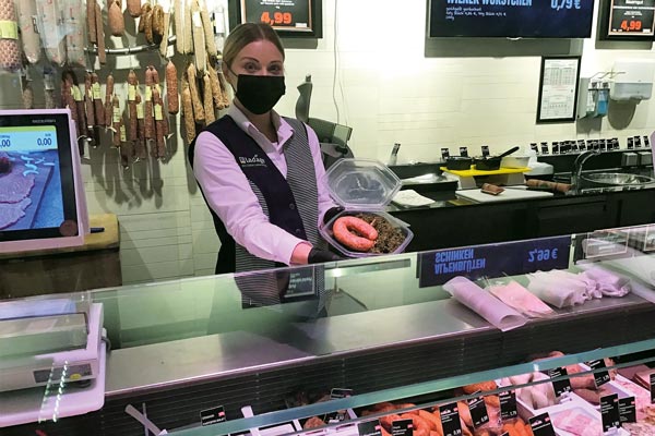 Fleischermeister Robin Zeidler verwöhnt die EDEKA-Ladage-Kunden mit ...